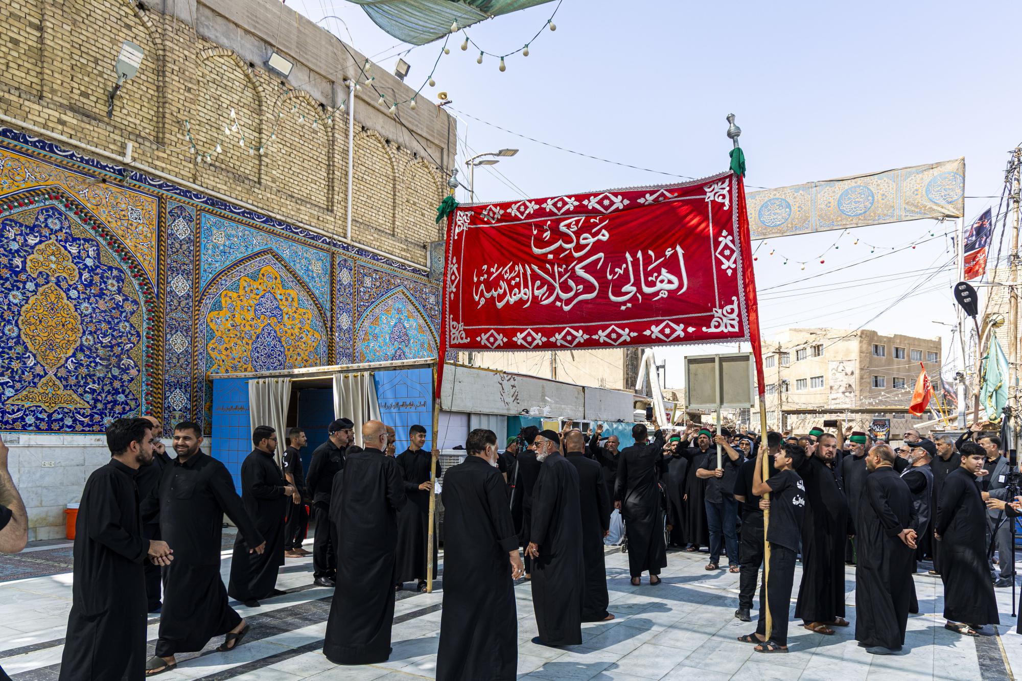 The people of Karbala commemorate the martyrdom anniversary of Imam Ali ...